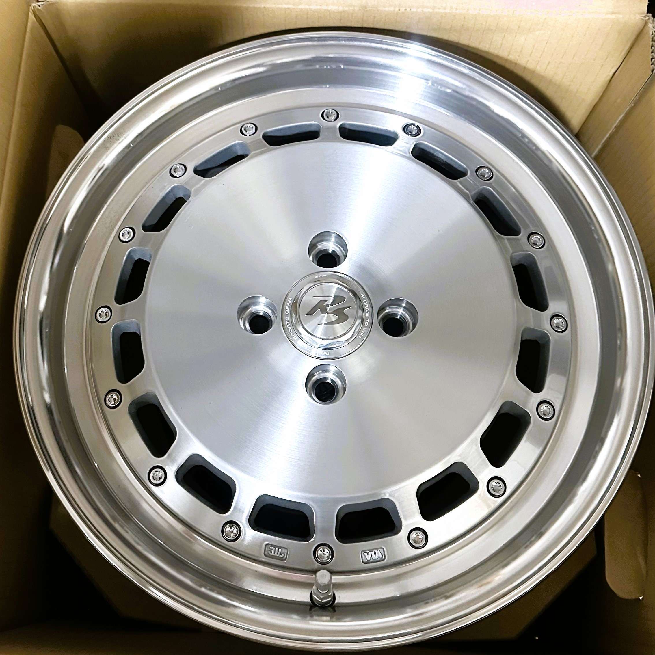 CRIMSON RS DP CUP MONOBLOCK BRUSHED（カー用品）の買取査定価格・相場